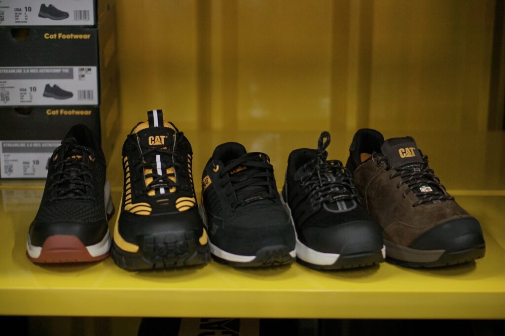 Caterpillar Safety Shoes: 5 Rekomendasi Sepatu Safety Ringan dan Trendy ...