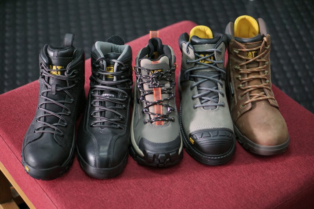 Sepatu Gunung: 5 Plilihan Sepatu Caterpillar Outdoor Terbaik - Navigo Store